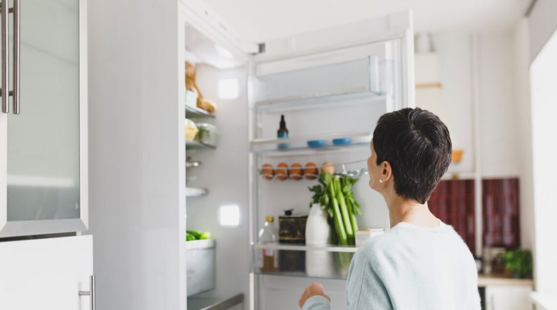 Cette erreur de ménage courante rend votre frigo plus sale… et met vos ...